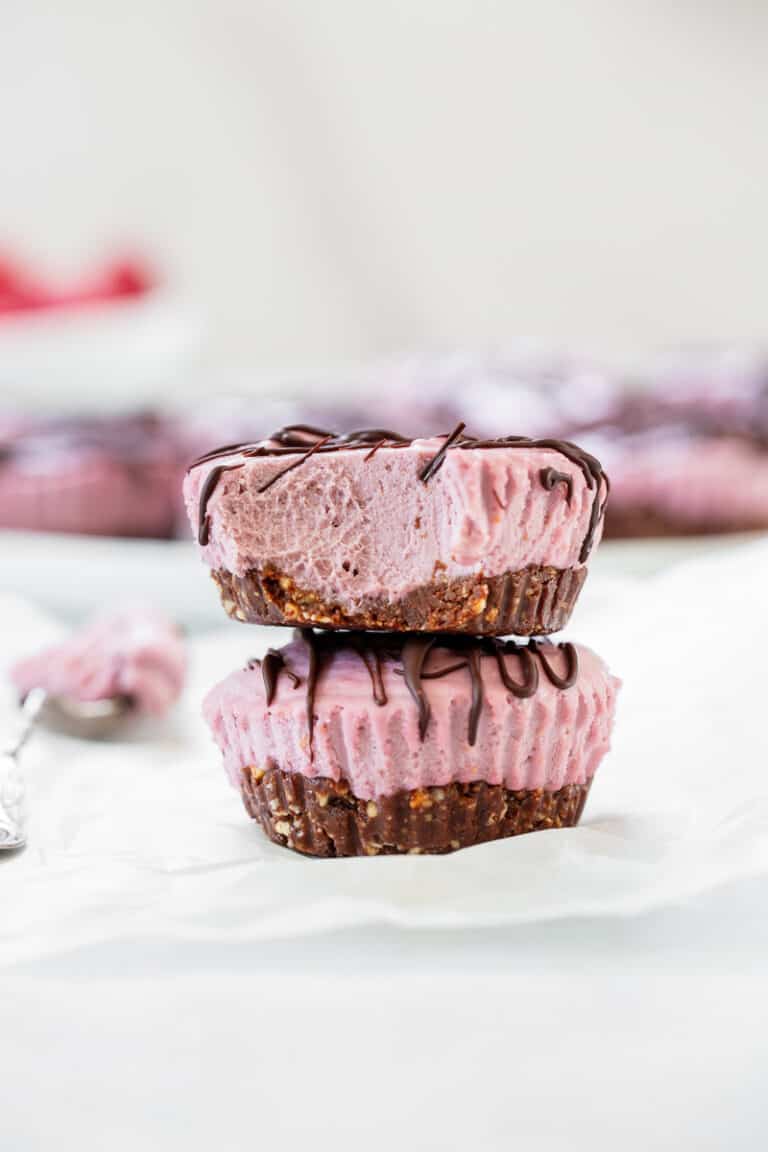 Chocolate Raspberry Mini Vegan Cheesecakes {Paleo, No Bake}