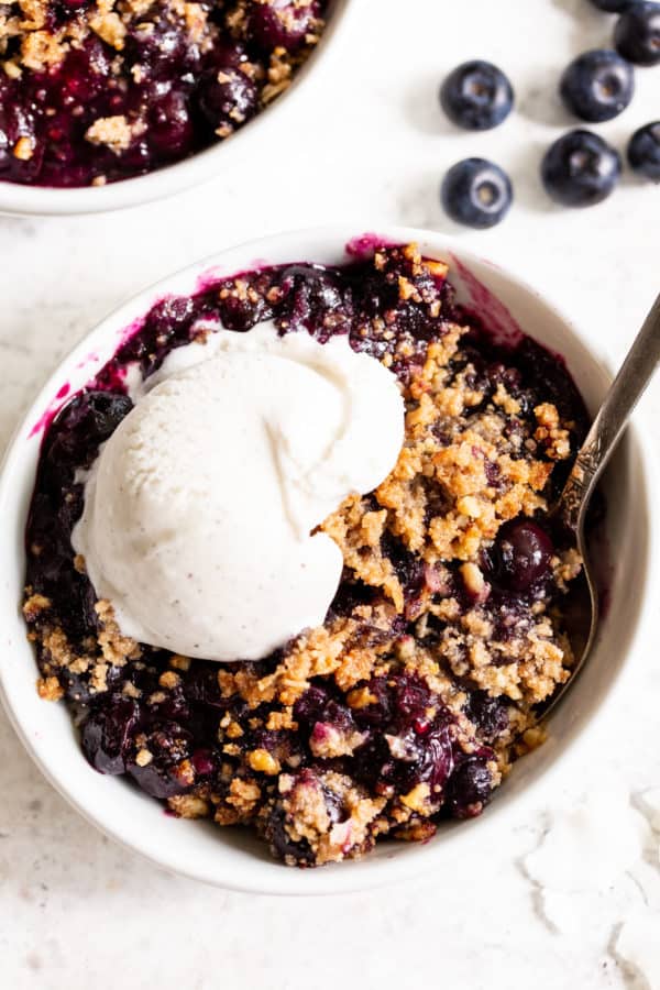 The Best Healthy Blueberry Crisp {Paleo, Vegan} - The Paleo Running Momma